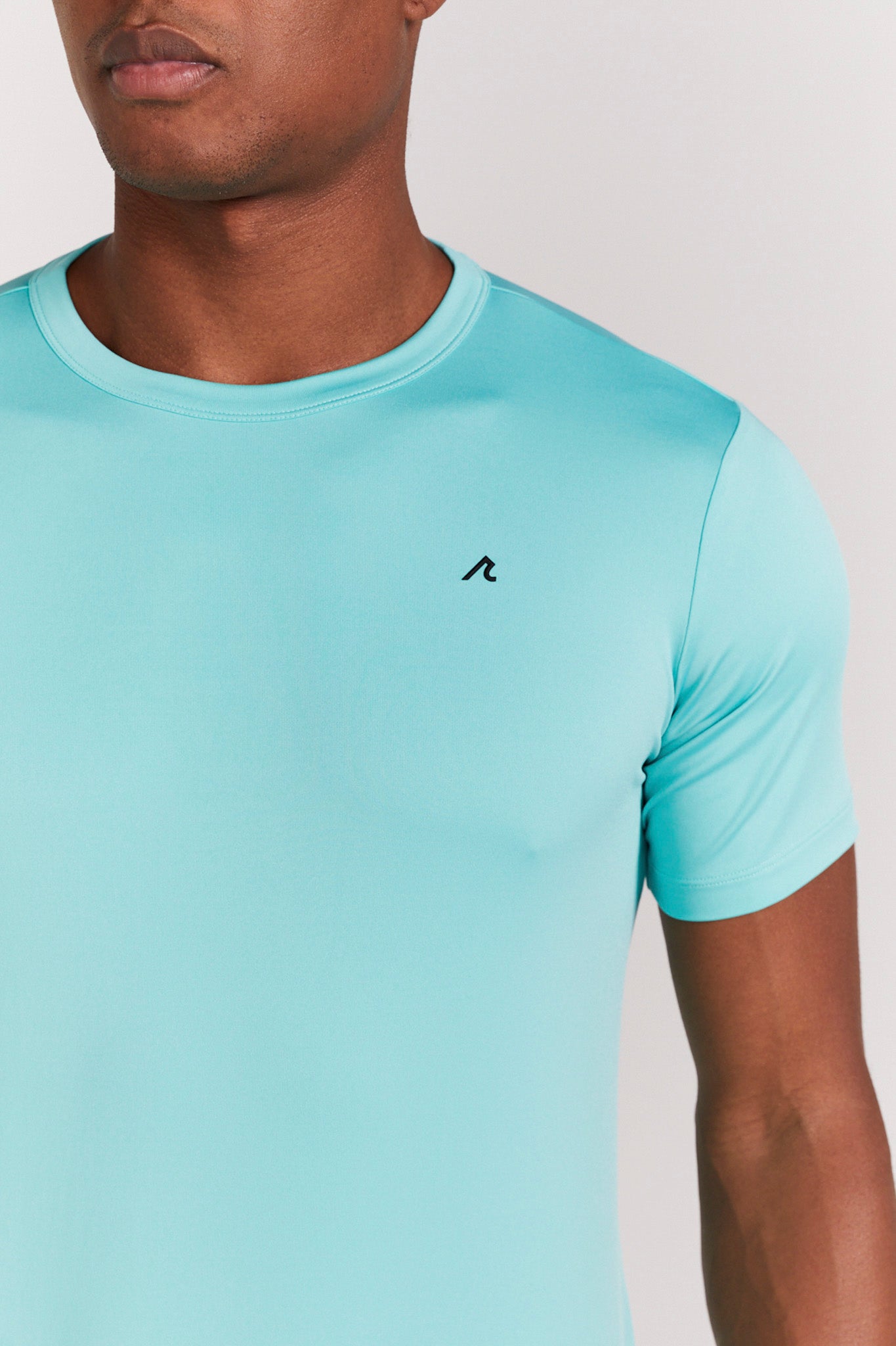 Minna Crew in Pool – REDVANLY